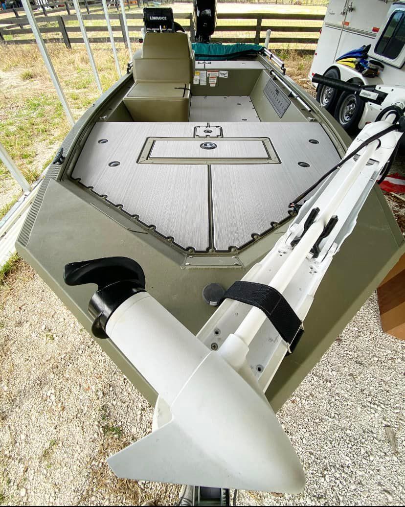 Everglades Center Console SeaDek Flooring | Castaway Customs Northwest